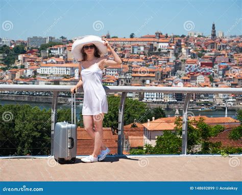 Turista Da Mulher No Chap U Com Saco Do Curso Que Aprecia A Arquitetura Da Cidade Da Cidade De