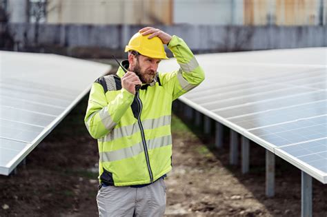 태양 광 발전소에서 워키 토키로 이야기하는 남성 전기 엔지니어 35 39세에 대한 스톡 사진 및 기타 이미지 35 39세 건설 산업 공장 산업 건물 Istock