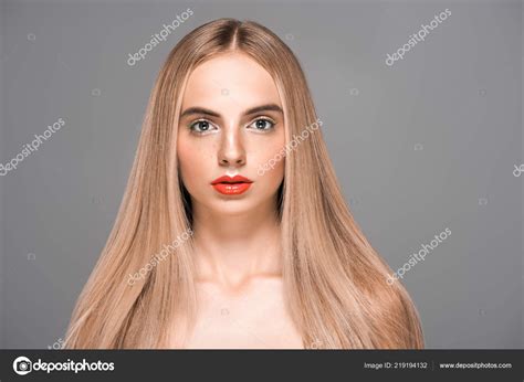 Belle Jeune Femme Nue Aux Cheveux Longs Regardant Cam Ra Isol E Image