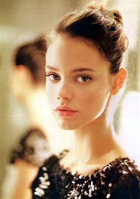 7 Ways To Style Your Bangs And Look Fabulous