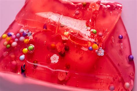 다채로운 젤 질감 거품이 있는 투명한 스킨케어 크림과 장식용 인형 배경 투명한 뷰티 세럼 컬러 화장품 클로즈업 0명에 대한 스톡 사진 및 기타 이미지 Istock