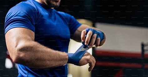 경기장에서 손에 운동 포장 장갑을 끼고 있는 백인 스포츠맨 활동적인 피트니스 트레이너 또는 운동 선수 보디 빌더 남성 운동