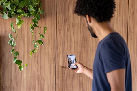 Pria Mengunci Pintu Rumahnya Menggunakan Sistem Otomasi Rumah Foto Stok