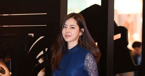 사진 한채아 미소 지으며 사뿐사뿐