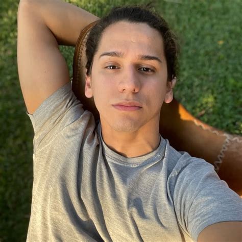 Carlos Benitez Carlosbenitez92 • Threads Say More