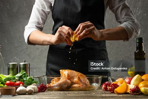 요리사 과일 휴가 베이킹에 크리스마스 새 해 콘크리트 벽에 닭에 오렌지 주스를 부 어 넣는다 메뉴 및 요리 조리법의 책에 대 한 배경 가금류에 대한 스톡 사진 및 기타