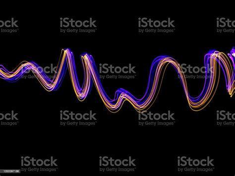 긴 노출 라이트 페인팅 사진 선명한 금색과 보라색 색상은 깨끗한 검은 색 배경에 대한 추상적 인 소용돌이 생생한 추상 색상 배경 0명에 대한 스톡 사진 및 기타 이미지