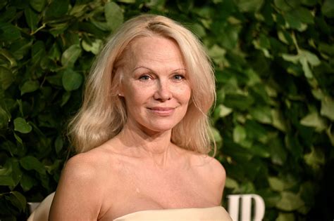 Look Of The Week Pamela Andersons Still Repping Her Bare Face