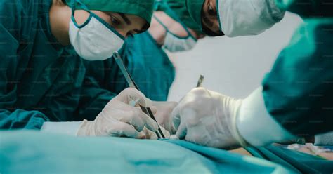 병원 수술실에서 사용하기 위한 외과 의료 기기 전문 의사로부터 사용하는 수술 의료 기기 도구 사진 Unsplash의 외과 의사 이미지