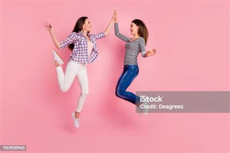 프로필 측면 보기 전체 길이 바디 크기 사진 흥분 된 정력적 인 십 대 청소년 즐기는 웃음 착용 체크 셔츠 청바지 산책 비명 분홍색 배경에 고립 아이에 대한 스톡 사진 및