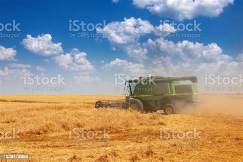 드니프로 우크라이나 10 7 월 2021 화창한 여름 날에 수확기 수확기 수확밀을 결합합니다 계절에 대한 스톡 사진 및 기타 이미지 Istock