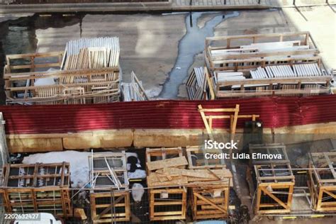 건축 자재 저장 야드 조감도 야외에 쌓여 있는 건축 자재 창고에 있는 목재와 창틀 위에서 건설 현장 인벤토리 야외 건축 자재 창고 0명에 대한 스톡 사진 및 기타 이미지