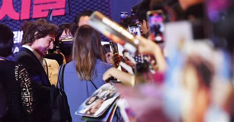 레드카펫 톰 크루즈 팬에게 둘러싸인 톰아저씨 포토엔hd