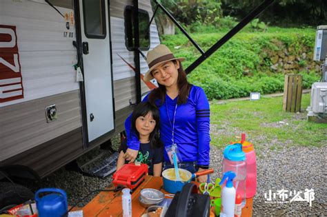 新竹露營｜威尼斯溫泉露營地，露營車、木棧板露營，徒步到內灣老街
