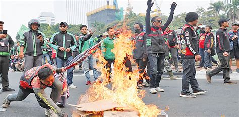 အင်ဒိုနီးရှား၌ အငှားဆိုင်ကယ်မောင်းသူများက လုပ်အားခနည်းပါးမှုအတွက် မ