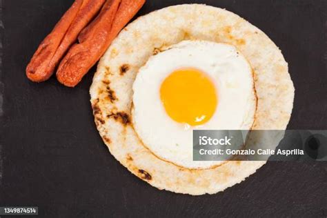 전통 라틴 아메리카 아침 식사 흰 옥수수 아레파 와 튀긴 계란과 소시지 버터에 대한 스톡 사진 및 기타 이미지 버터 달걀부침 아레파 Istock