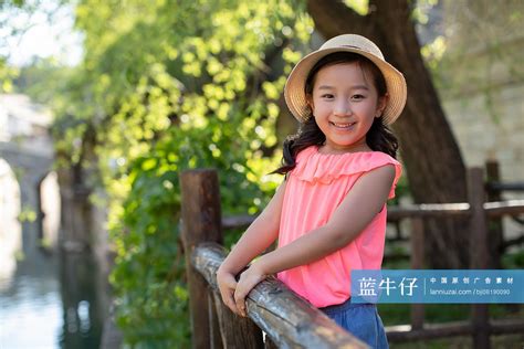 快乐的小女孩旅游度假 蓝牛仔影像 中国原创广告影像素材