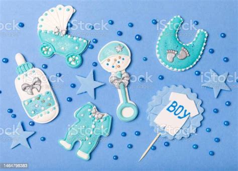 파란색 배경에 베이비 샤워 쿠키 아기 파티를위한 맛있는 쿠키 베이비 샤워 파티 개념 플랫 레이 위에서 본 모습 캔디 바 성별 파티 0명에 대한 스톡 사진 및 기타 이미지