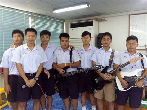 Showลาวให้สาวกริ๊ด แนะนำสมาชิก โชว์ลาวให้สาวกรี๊ด Band กันนิดนึงนะครับ นัท ร้องนำ ปอ