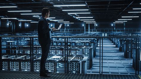 랩톱 컴퓨터를 사용하는 데이터 센터 남성 관리자 클라우드 컴퓨팅 시설 유지 보수 전문 사이버 보안 및 네트워크 보호 에 대한