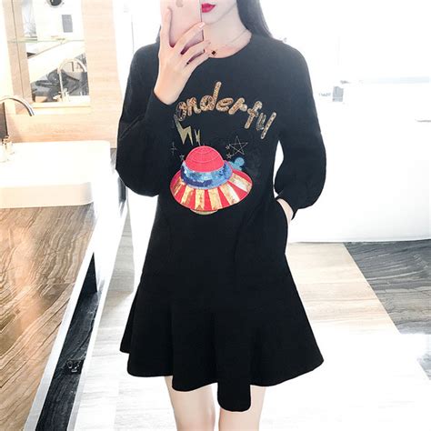 Badu Bg Пролетна спортно елегантна рокля с джобове и голяма анимация в черен и червен цвят Badu Bg