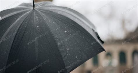 عکس با چتر زیر باران 38095 Rain مزرعه فوتیج