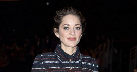 Marion Cotillard Front Row Au Deuxième Défilé De Mode Haute Couture