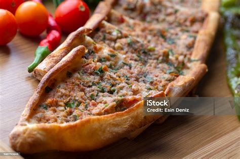 다진 고기와 터키어 피데 터키어 이름 키이말리 피데 전통 터키 요리 터키 피자 피타 와 고기 고기에 대한 스톡 사진 및 기타