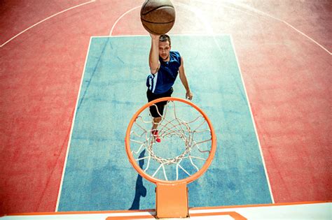 영 점프 하 고 환상적인 슬램 덩크 스트리트 볼 농구를 재생을 만드는 남자 본격적인 도시입니다 농구 팀 스포츠에 대한 스톡 사진 및 기타 이미지 Istock