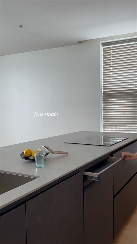 히세스튜디오 37미터 대형 아일랜드 주방과 다이닝 테이블 중정과 거실부가 맞닿아 더 재미있는 구조 주택인테리어 70평대인테리어 인테리어디자인 주방인테리어 거실