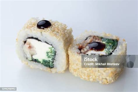 전통 일본 요리 흰색 배경에 고립 된 일본 초밥 참치 오이 부드러운 치즈 및 흰 참깨를 곁들인 마키 초밥 개체 그룹에 대한 스톡 사진 및 기타 이미지 Istock