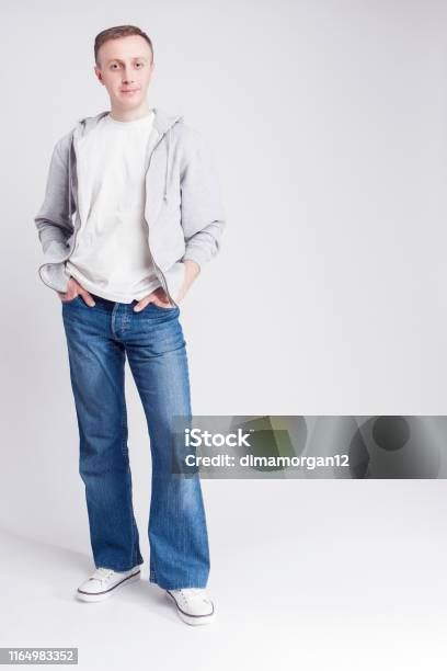 흰색 배경에 대 한 포즈 캐주얼 의류에 행복 한 백인 남자의 전체 길이 초상화입니다 수직 이미지 컴포지션 30 34세에 대한 스톡 사진 및 기타 이미지 Istock