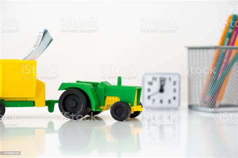흰색 배경에 농업 기계 노란색 트레일러와 녹색 트랙터 유기농 식품에 투자할 시간입니다 배경 또는 광고에 사용하십시오 개발에 대한 스톡 사진 및 기타 이미지 Istock