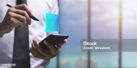 디지털 문서에 전자 서명을 넣는 사업가 비즈니스 계약 개념 사무실에 대한 스톡 사진 및 기타 이미지 사무실 사법 제도 남자 사업가 Istock
