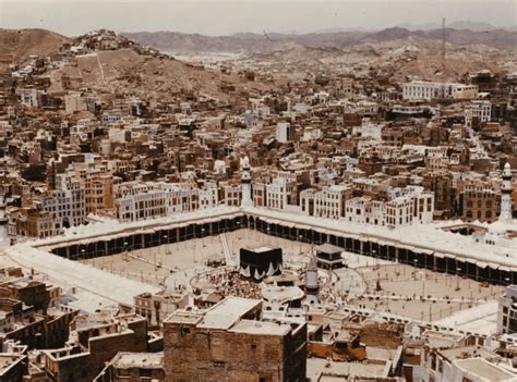 بدأت في عهد عُمر بالمصابيح حكاية إضاءة المسجد الحرام