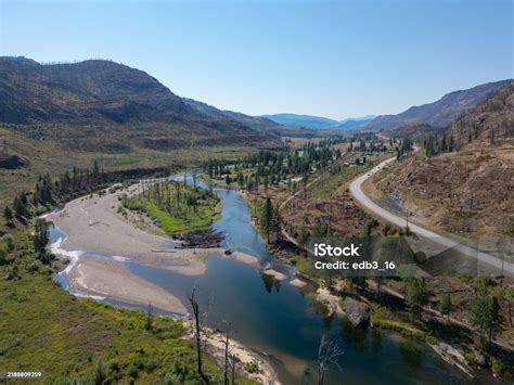 맑은 여름날 캐나다 브리티시 컬럼비아의 그림 같은 계곡과 강의 경치 좋은 공중 전망 0명에 대한 스톡 사진 및 기타 이미지 0명 강 경관 Istock