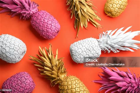 오렌지 배경에 많은 화려한 파인애플 평면 누워 크리에이티브 컨셉 0명에 대한 스톡 사진 및 기타 이미지 0명 개념 개념과