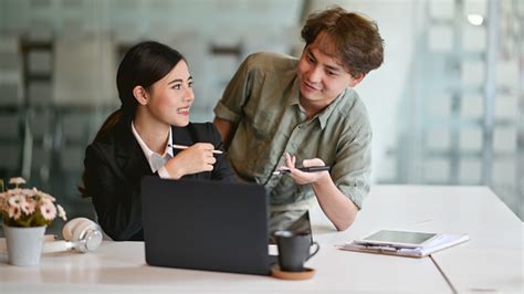 태블릿에 대 한 데이터와 직장에서 앉아있는 동안 작업에 대해 두 명의 아시아 비즈니스 동료의 총 2명에 대한 스톡 사진 및 기타 이미지 Istock