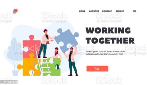 함께 작업하는 사용자 그룹 방문 페이지 템플릿입니다 사업가 팀워크 사무실 직원이 퍼즐 조각을 설정 개념에 대한 스톡 벡터 아트