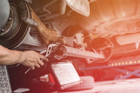 자동차 정비공 수리 또는 변경 브레이크 패드 자동 수리 차고 전문 자동차 서비스 자동차 역 기계공에 대한 스톡 사진 및 기타 이미지 Istock