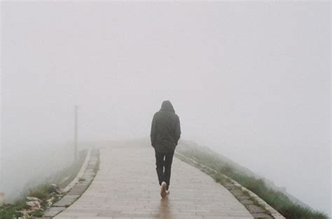 Создать мем поле в тумане парень в тумане человек уходит в туман Картинки Meme