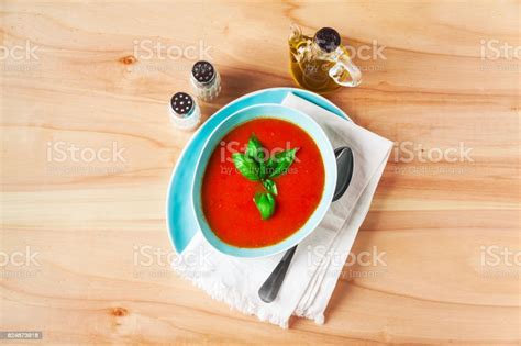 바 질 후추 마늘 토마토와 빵 나무 배경에 신선 하 고 건강 한 토마토 수프 스페인어 가스 파초 수프입니다 가스파초에 대한 스톡 사진 및 기타 이미지 Istock