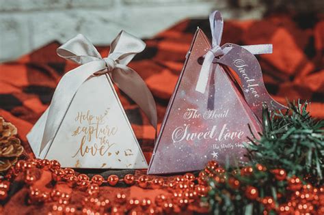 새해와 메리 크리스마스를위한 선물의 다양한 곰 비누 과자 과자 크리스마스 상자 산타 클로스와 스노우 메이든 성인과 휴일에 어린이를위한 알코올 과 선물 분위기 추수 감사절