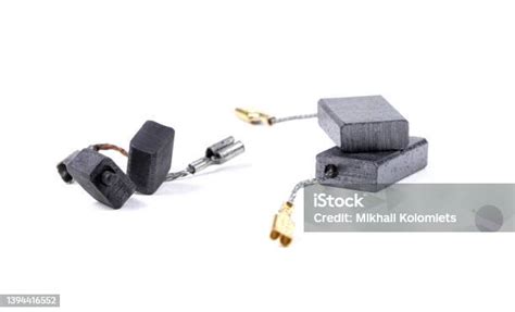 흰색 배경에 고립 된 새롭고 오래된 카본 브러시 전기 모터 용 브러시 앵글 그라인더용 예비 부품 흑연 브러쉬 0명에 대한 스톡 사진 및 기타 이미지 Istock