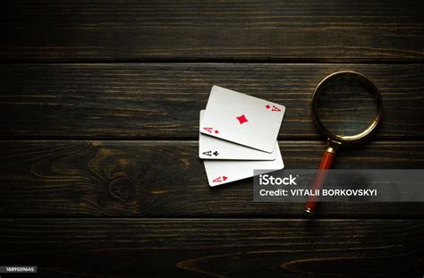 미국에서 인기 있는 포커 게임으로 세 가지 종류의 승리 조합이 있습니다 포커 클럽의 검은 테이블에 카드와 돋보기 개체 그룹에