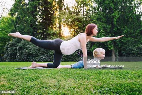 자연 야외에 작은 아들과 함께 요가 하 고 아름 다운 임신 여자 2명에 대한 스톡 사진 및 기타 이미지 2명 눈 감기 모방 Istock