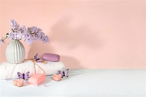 가벼운 배경에 라일락 꽃과 비누가있는 스파와 웰빙 구성 아로마 테라피 및 피부 및 바디 케어 명함에 대한 스톡 사진 및 기타