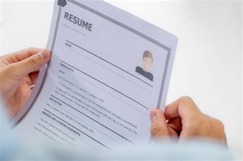 회의실에서 구직자를 인터뷰하는 사무실 임원을 위한 이력서를 들고 있는 손 고용주 대화 요약 직장 고용 2명에 대한 스톡 사진 및 기타 이미지 Istock