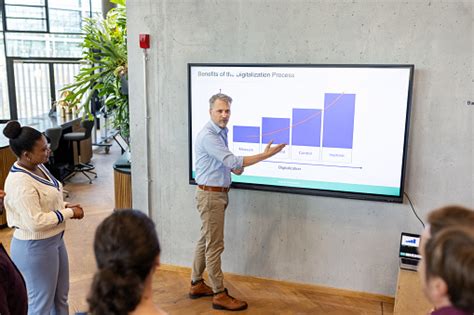 스타트업에서 팀에 통계 프레젠테이션을 하는 성숙한 사업가 프리젠테이션 연설에 대한 스톡 사진 및 기타 이미지 프리젠테이션