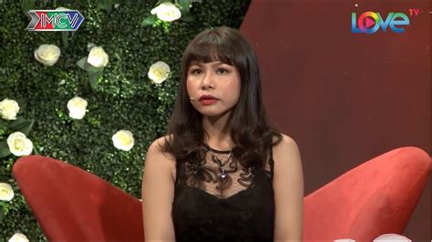 Xuất hiện cùng bộ đầm hở ngực quyến rũ cô gái khiến chàng trai không thích hở hang phải thèm